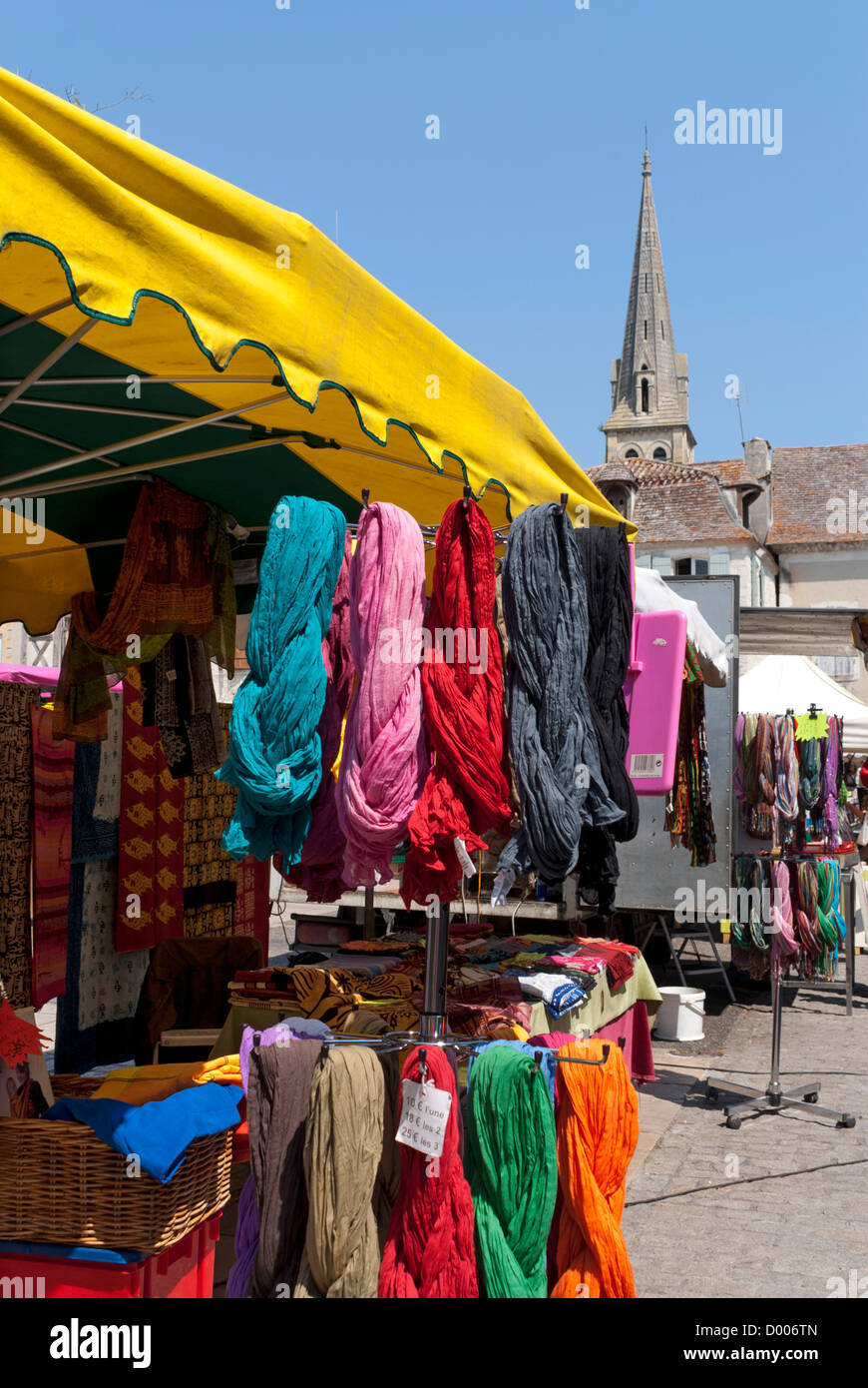 Market day in Eymet, a Bastide town in the Dordogne region of France ...