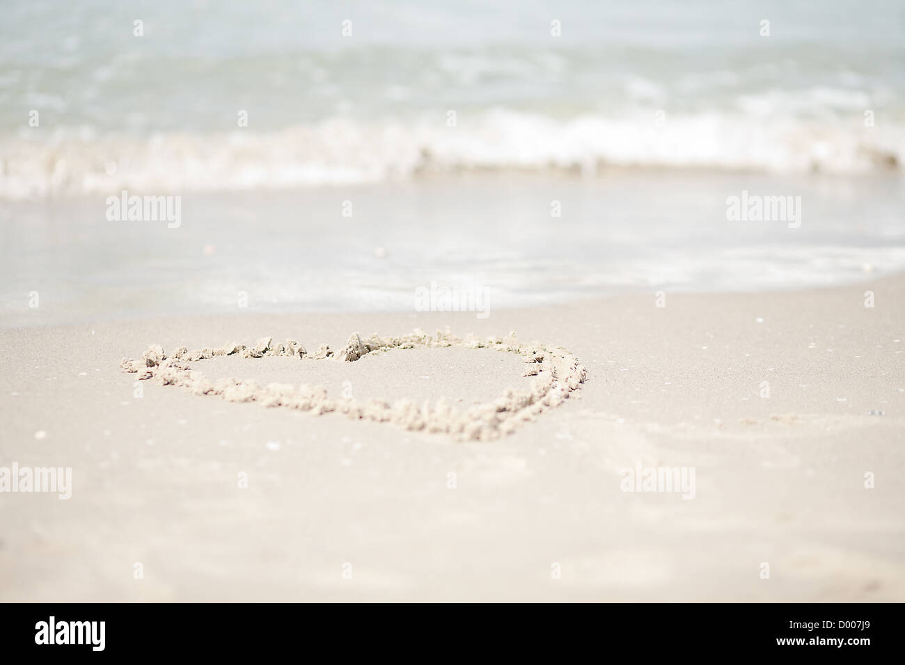 Lovely Couple walking at the beach and look back Stock Photo - Alamy