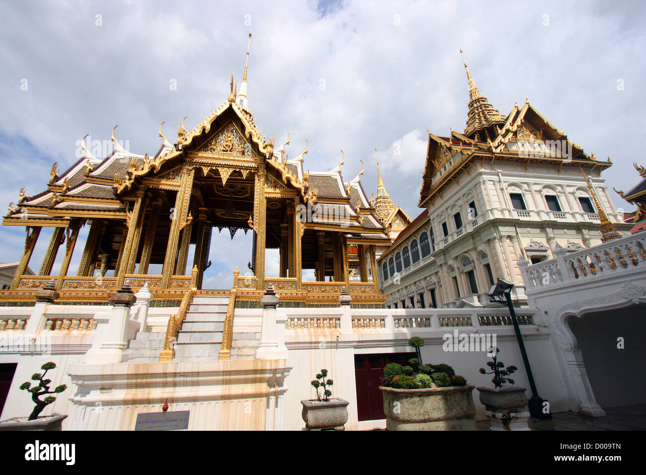 Bangkok famous grand palace temple hi-res stock photography and images ...