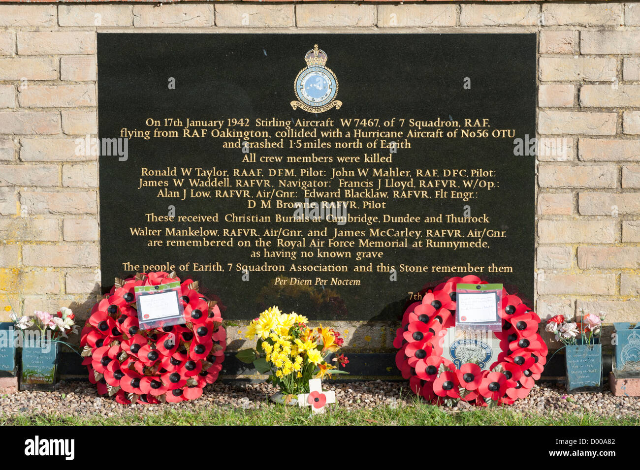 War memorial with poppies hi-res stock photography and images - Alamy