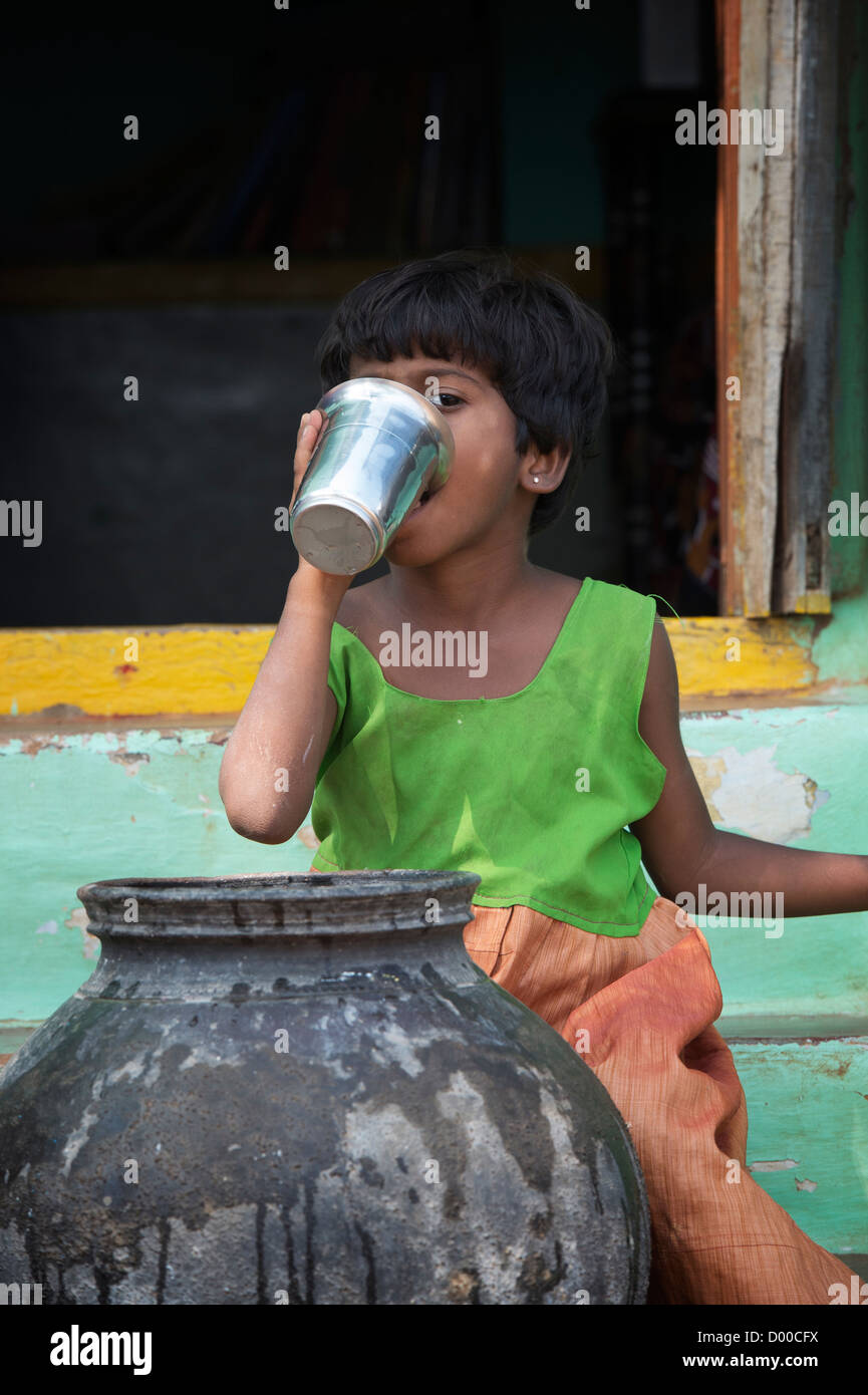 Indian Clay Water Pot Stock Photos & Indian Clay Water Pot Stock Images ...