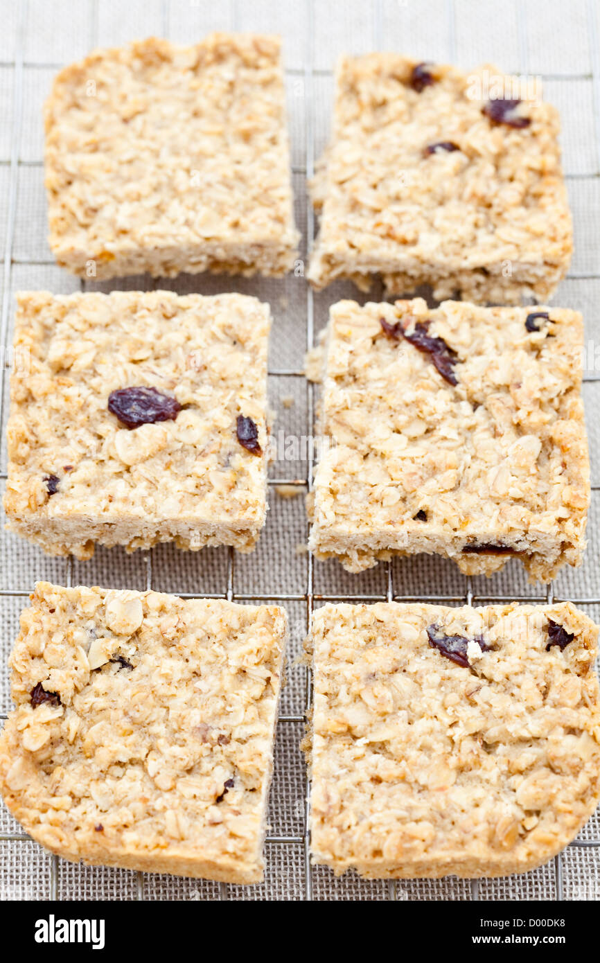 Freshly baked flapjack on a cooling tray Stock Photo - Alamy