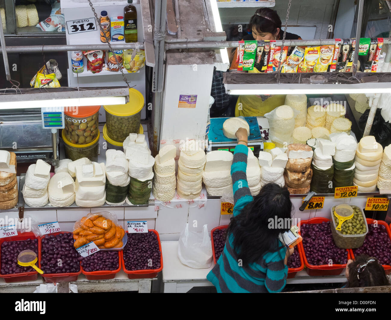 Peru market cooking hi-res stock photography and images - Alamy