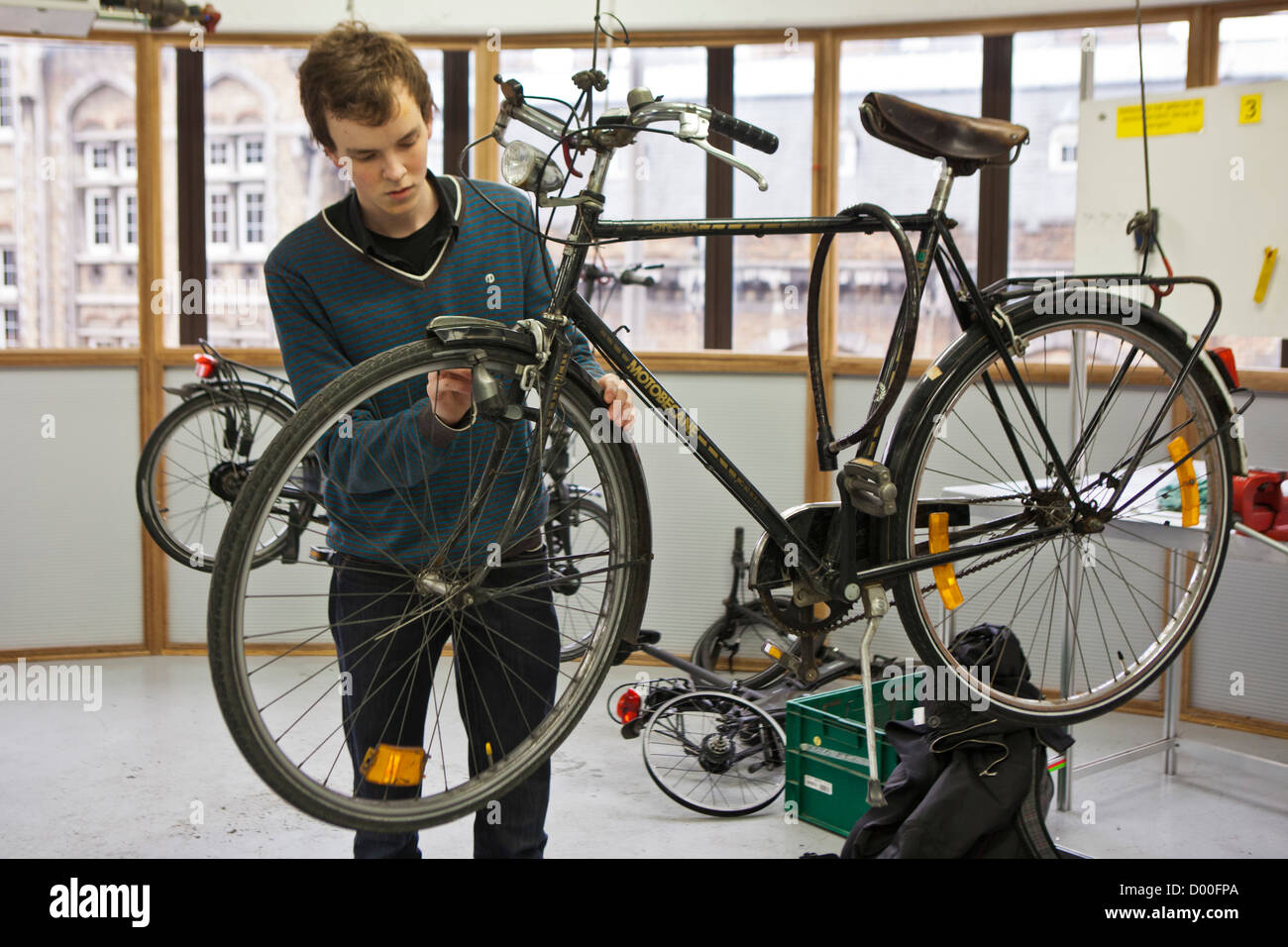 Students can repair their own bicycles In the workshop of Student en ...
