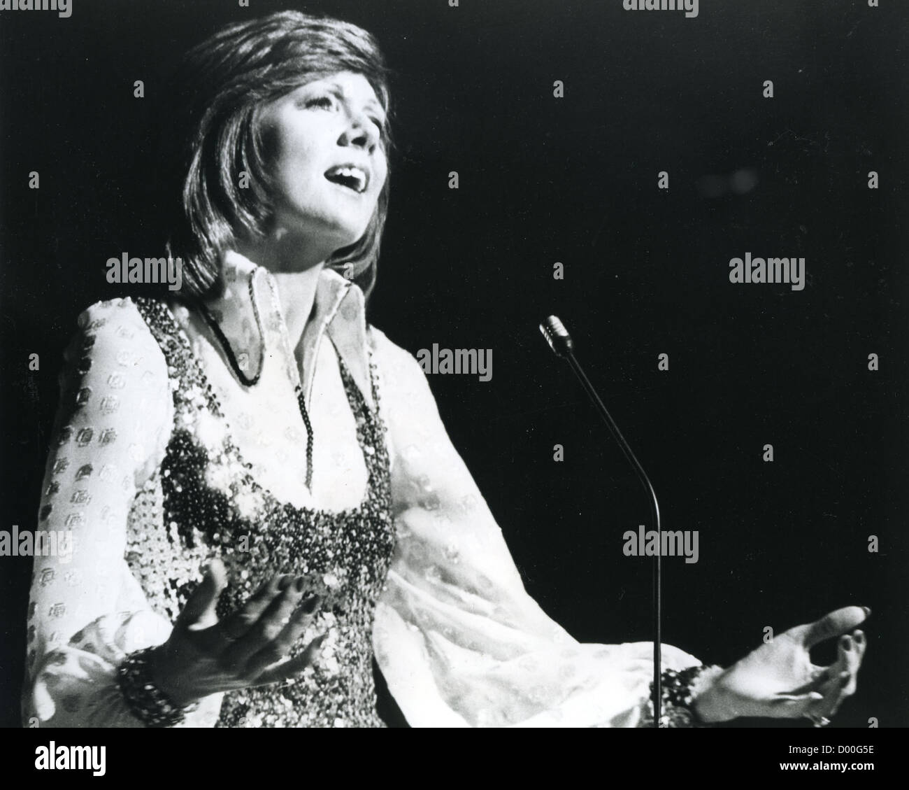 Cilla black 1960s hi-res stock photography and images - Alamy