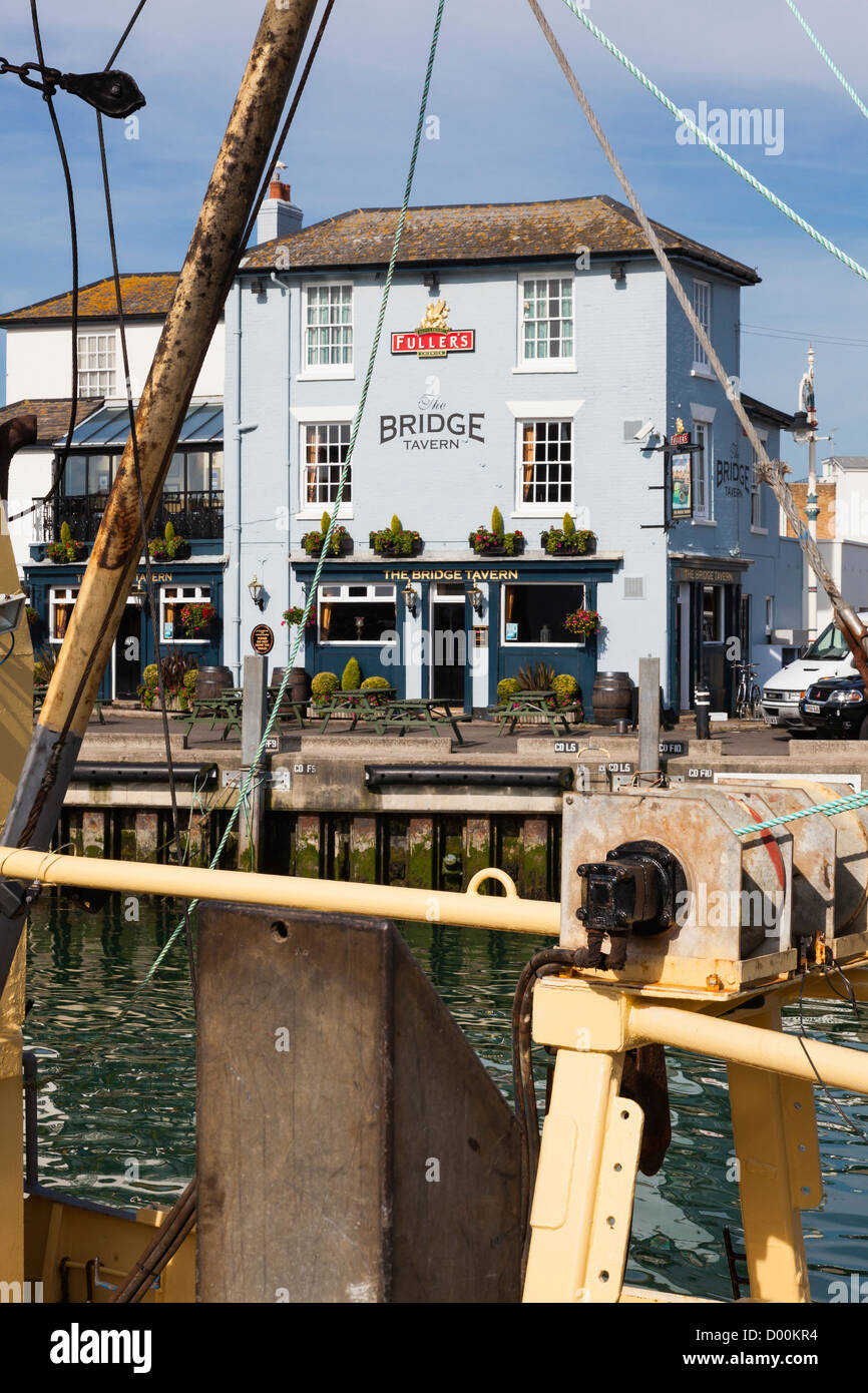 Attractive dockside pub bridge tavern hi-res stock photography and ...