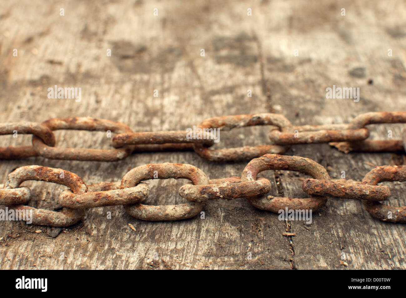Rusty chain and weathered wood background Stock Photo - Alamy
