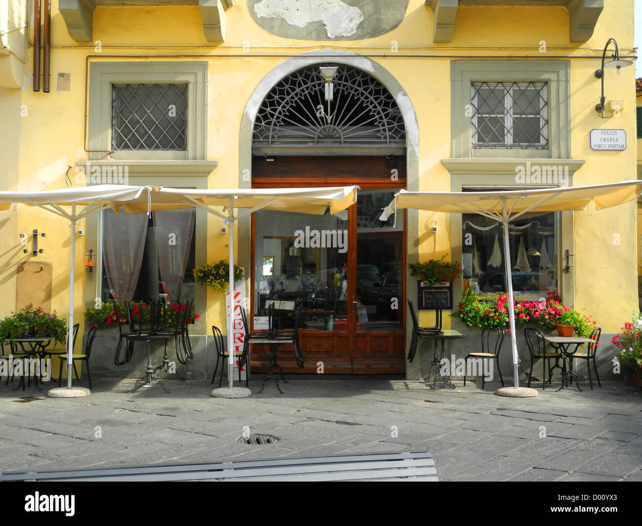 Café in Lucca Tuscany Italy Stock Photo - Alamy