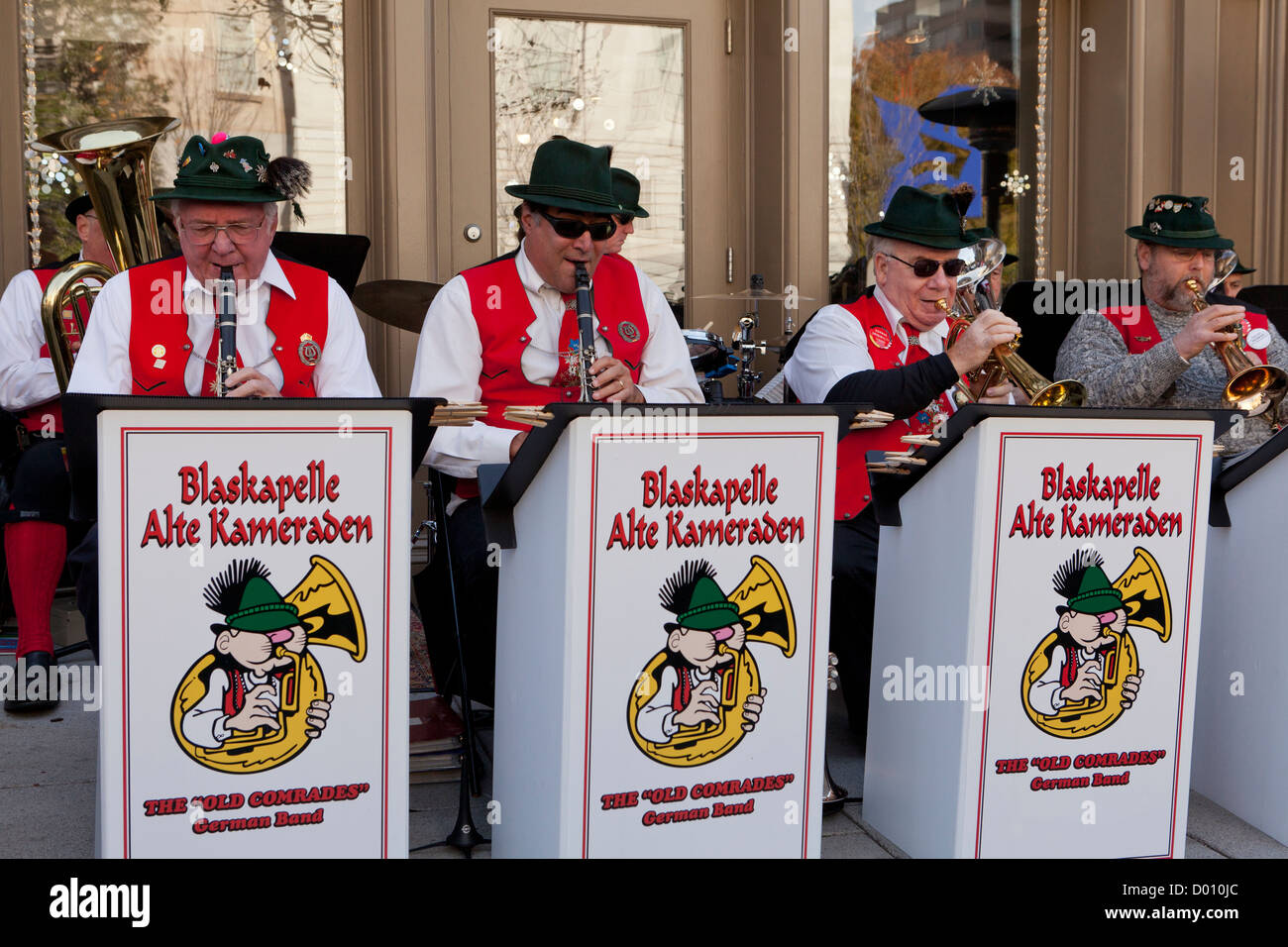 German traditional music hi-res stock photography and images - Alamy