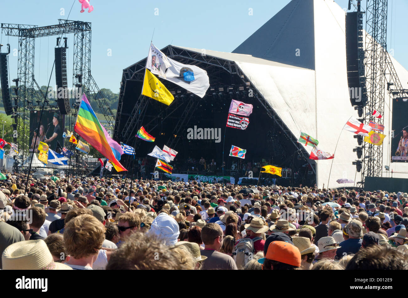 Pyramid stage crowd Stock Photo - Alamy