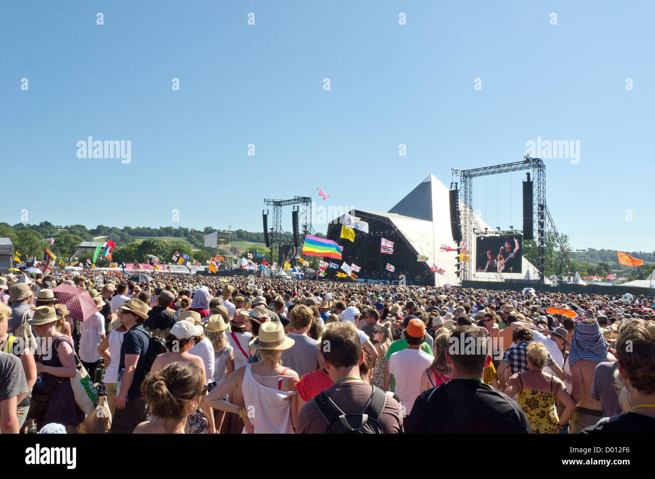 Pyramid stage crowd Stock Photo - Alamy