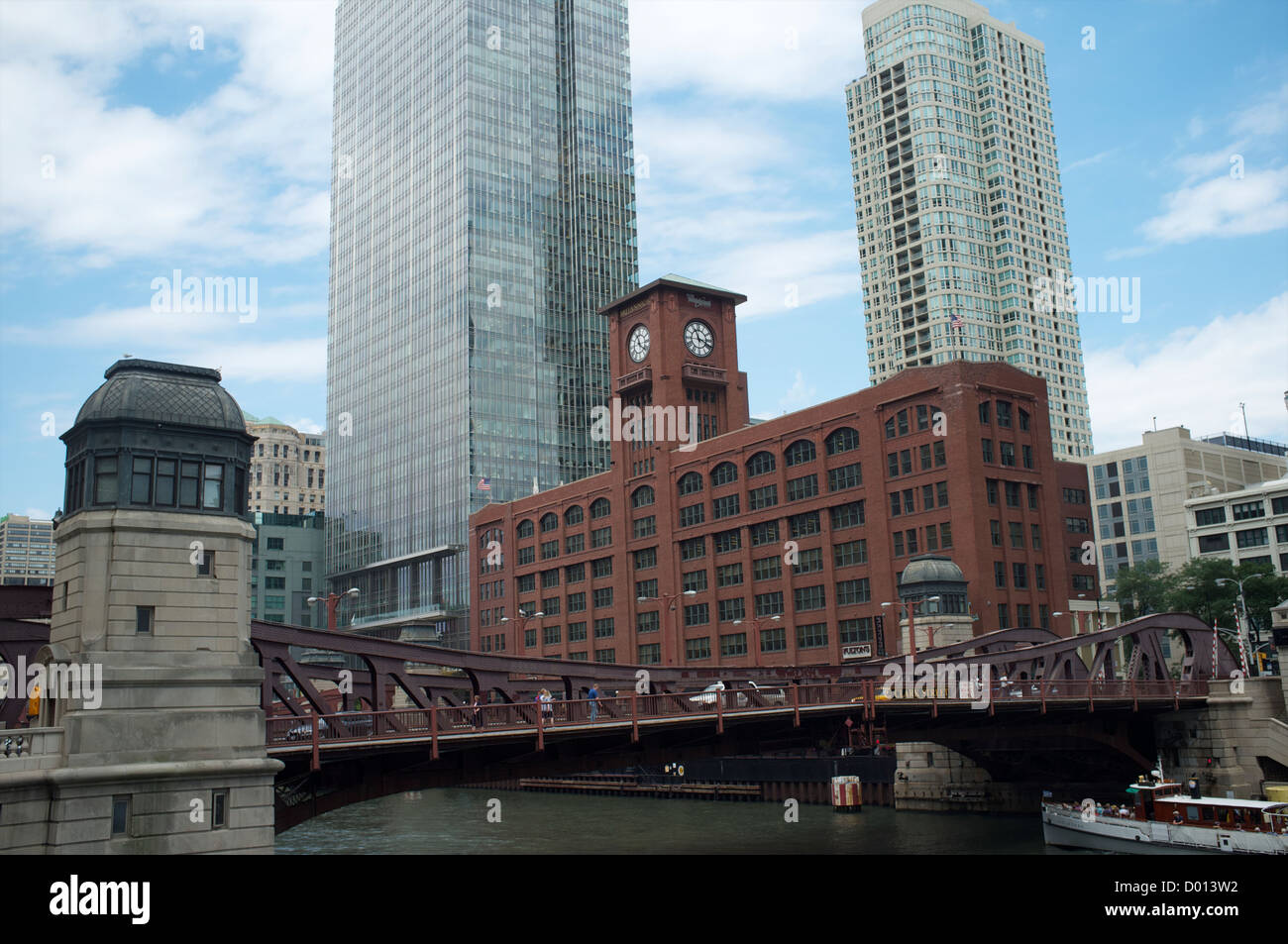 Looking across the Chicago River and the Clark St. bridge and Reid ...