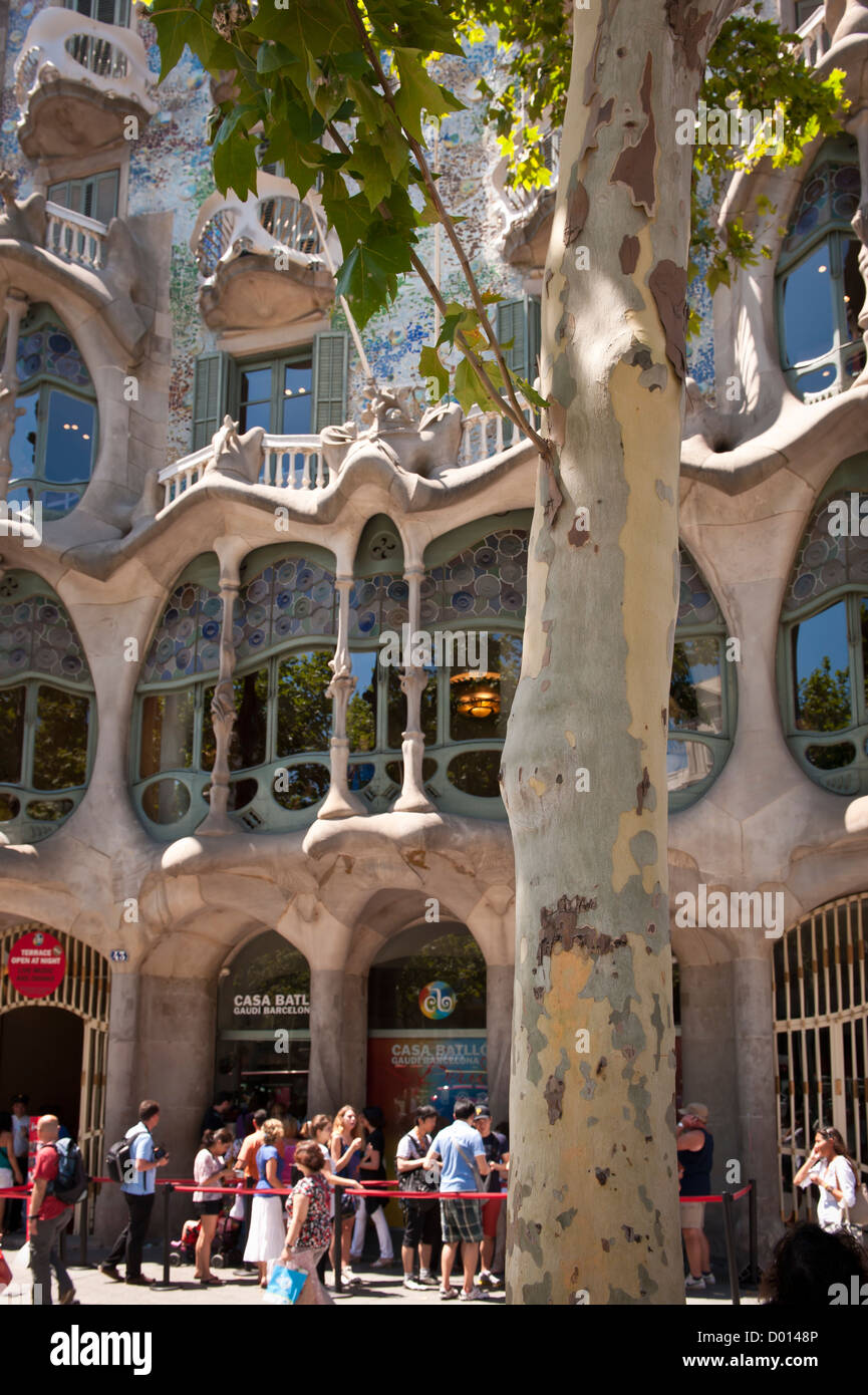 Tourist queue outside a Gaudi building, Barcelona Stock Photo - Alamy