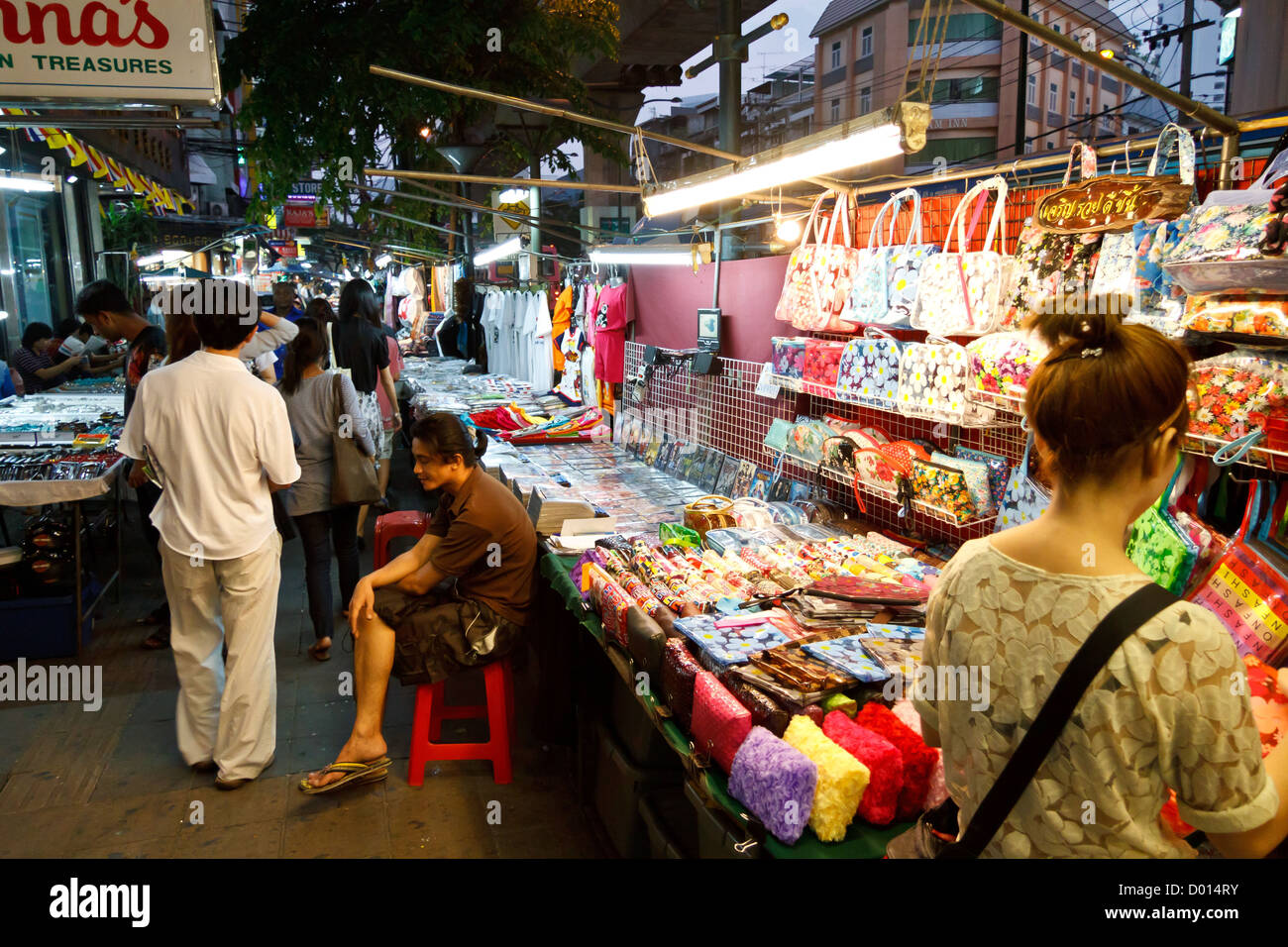 Night Market on the Sukhumvit Road in Bangkok, Thailand Stock Photo - Alamy