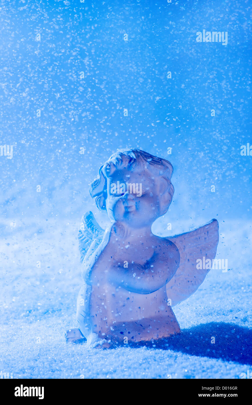 Angel in the snow hi-res stock photography and images - Alamy