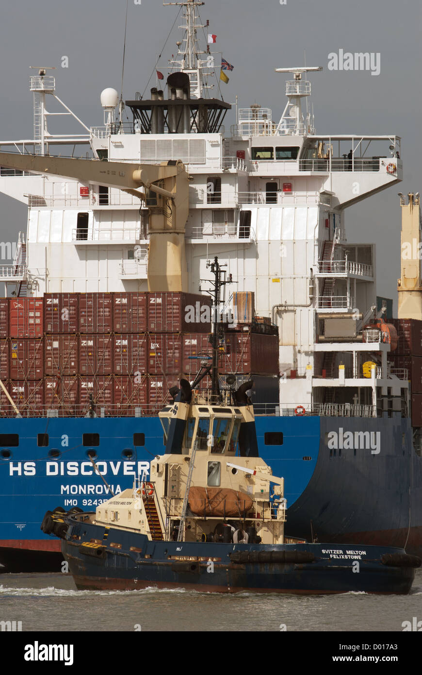 Ship with tug hi-res stock photography and images - Alamy