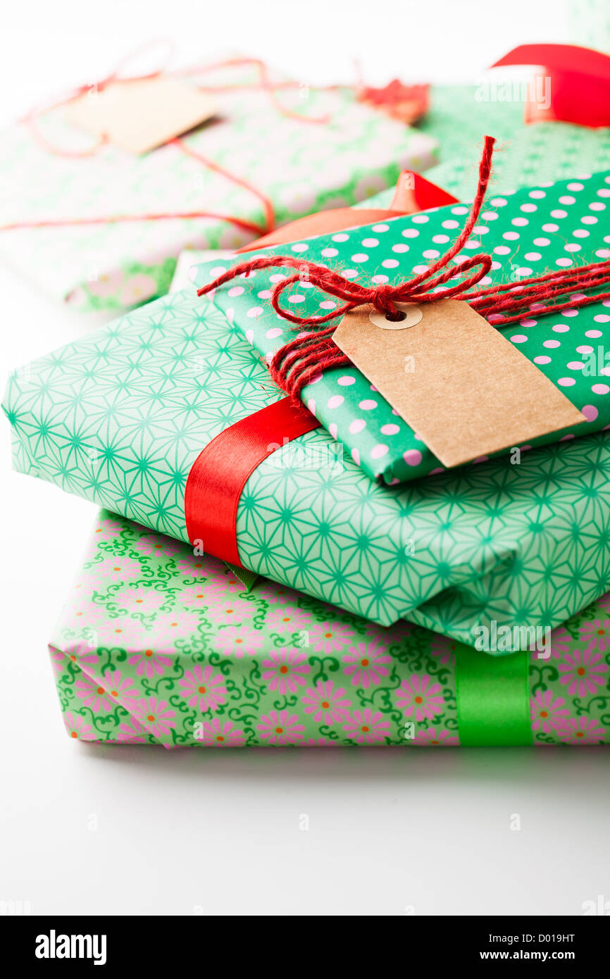 Red paper tag with string hi-res stock photography and images - Alamy