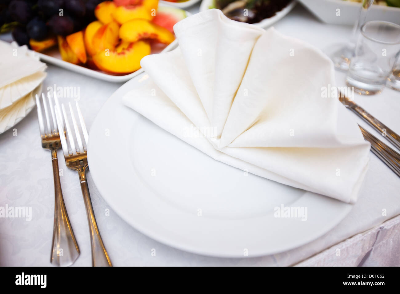 Clean Napkin on empty plate before party begins Stock Photo - Alamy