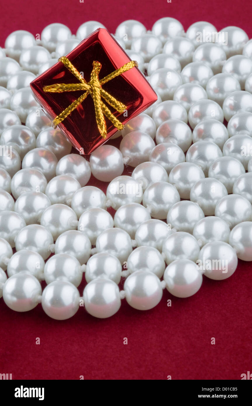 Gift box on pearl Stock Photo - Alamy