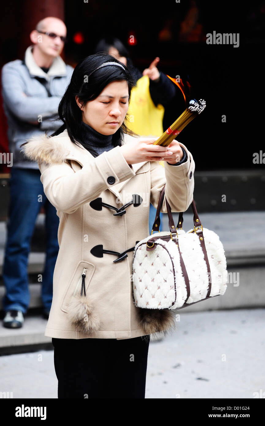 Paying homage in Shanghai Stock Photo - Alamy