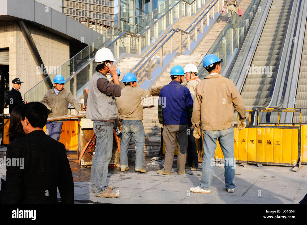Workmen wearing hard hats hi-res stock photography and images - Alamy