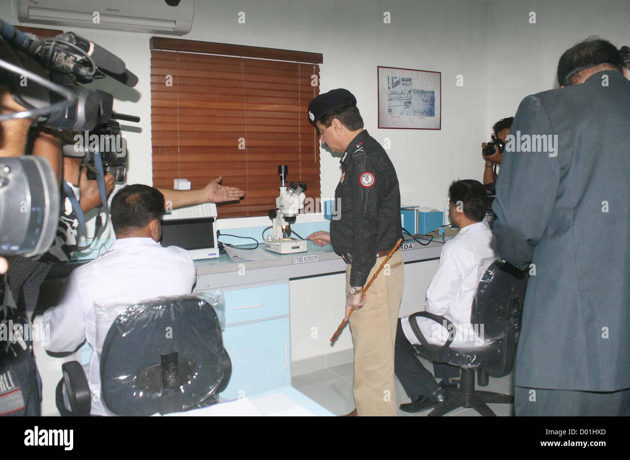 Reviewning hi-res stock photography and images - Alamy