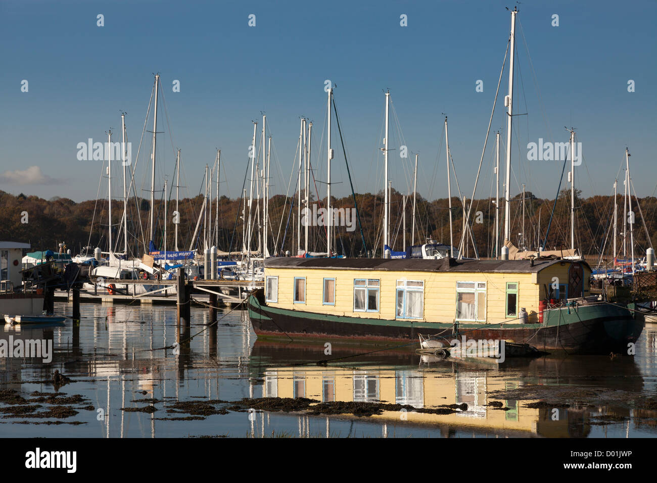 River mooring houseboat hi-res stock photography and images - Alamy