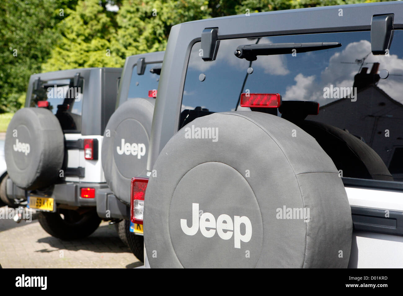 The Jeep badge viewed at the back of a row of Jeeps Stock Photo - Alamy