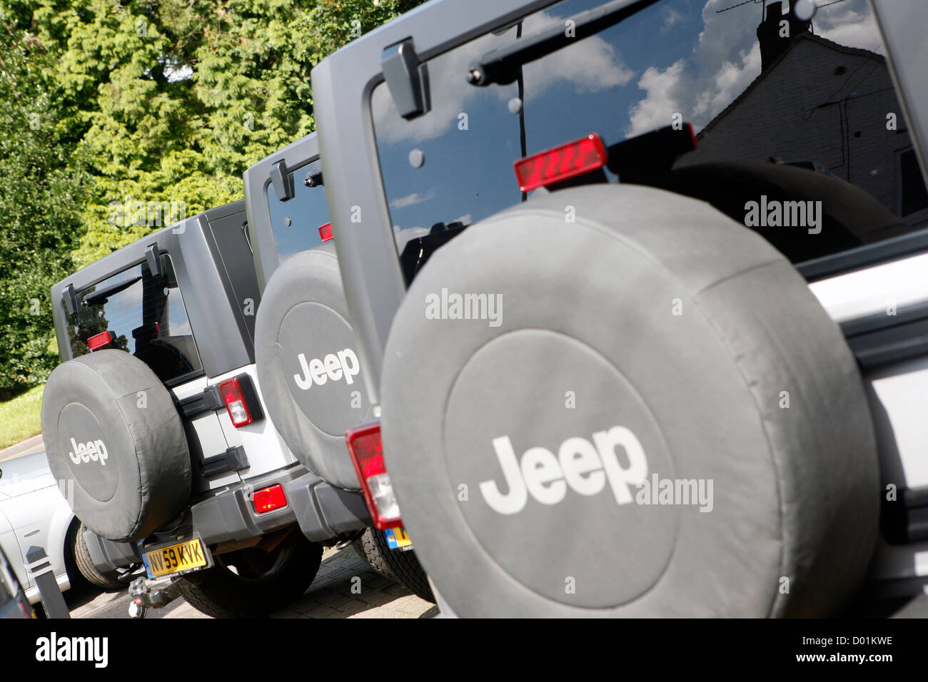 The Jeep badge viewed at the back of a row of Jeeps Stock Photo - Alamy