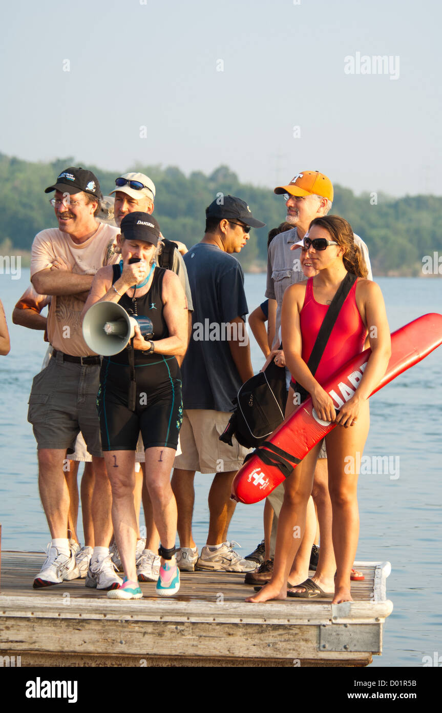 Spectators, race officials and lifeguard at a triathlon starting line ...