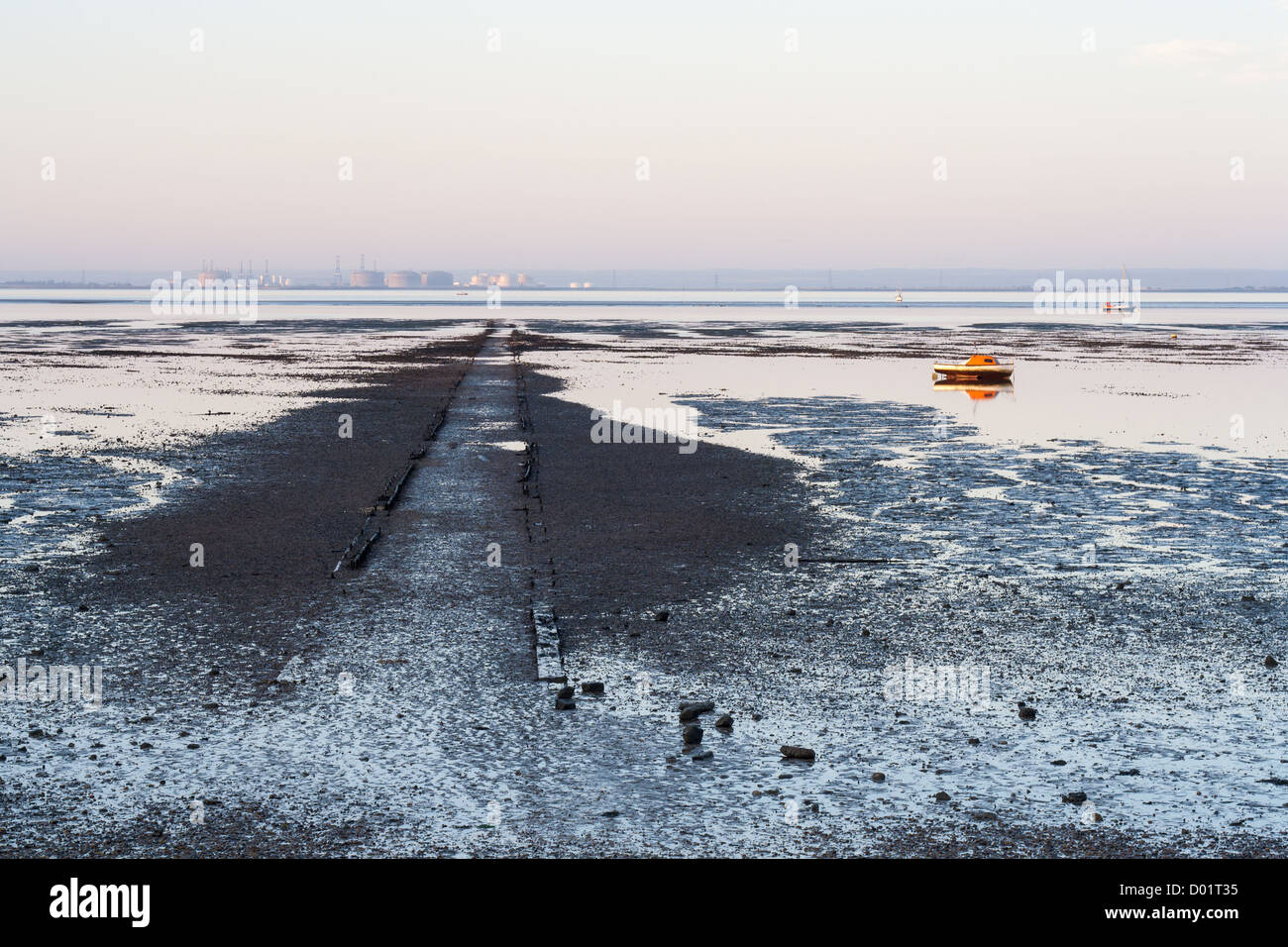 Thames estuary early morning with isle of grain on the horizon Stock ...