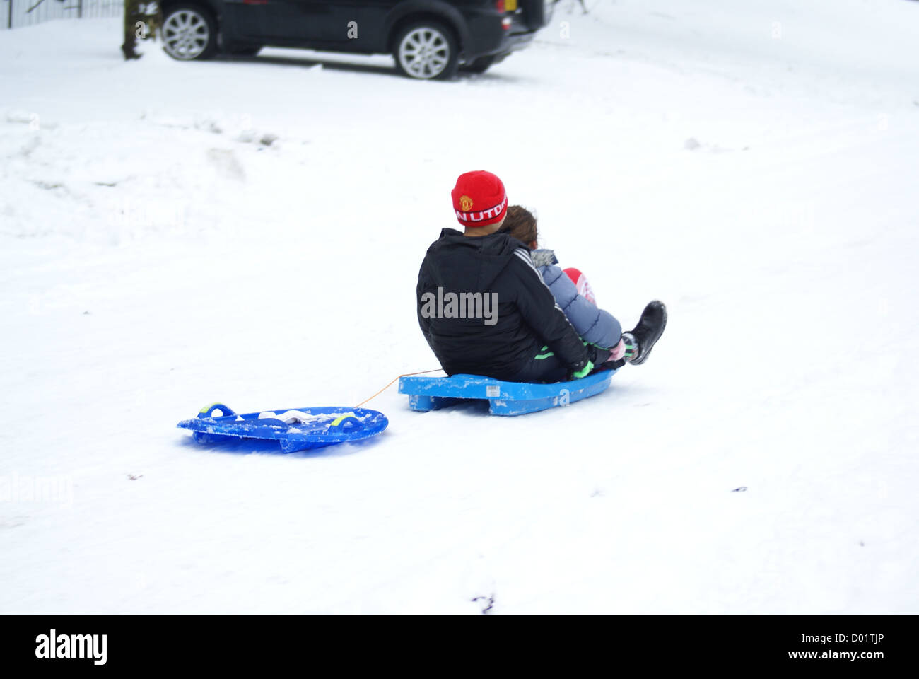 Children playing snow uk hi-res stock photography and images - Alamy