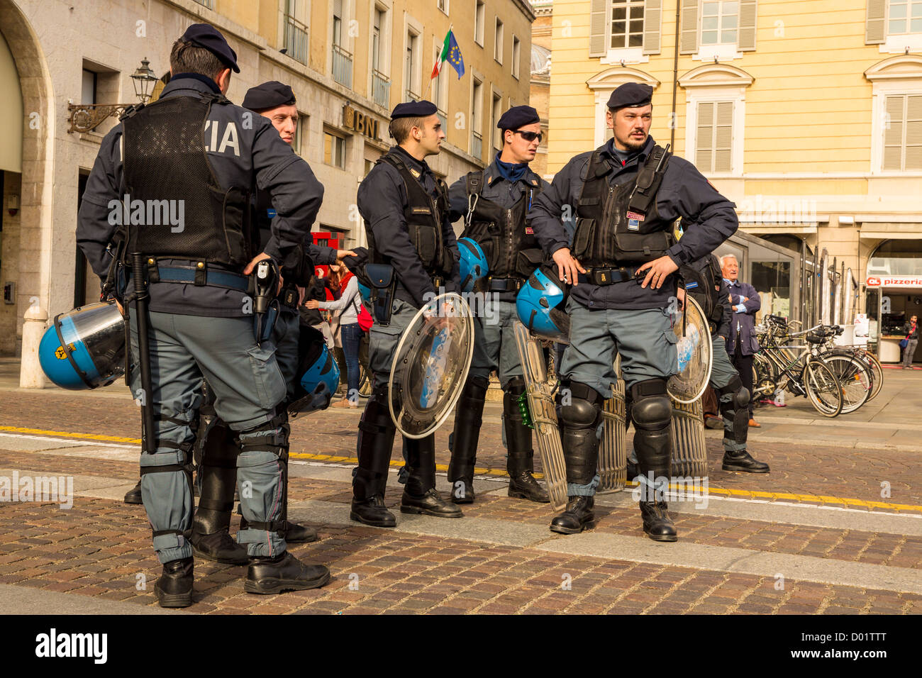 Italian police uniform hi-res stock photography and images - Alamy