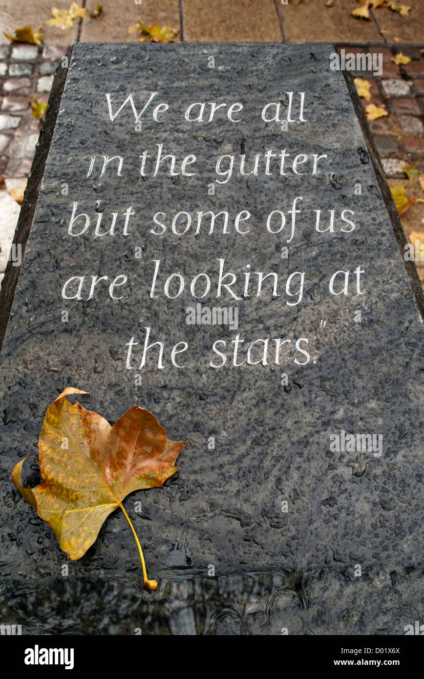 Oscar Wilde statue located just off the Strand, London Stock Photo - Alamy