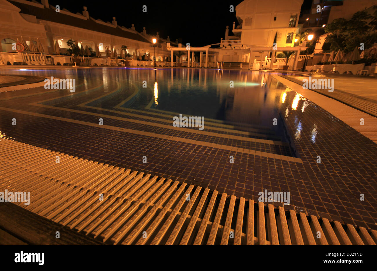 Hotell pool by night Stock Photo - Alamy