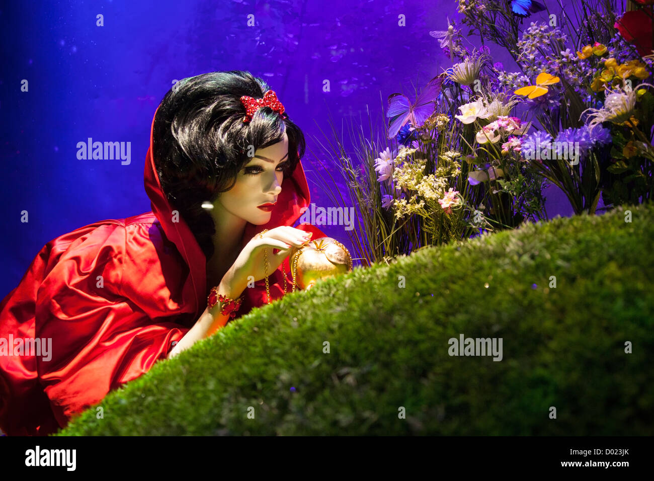Christmas Window display - Snow White, at Harrod's Department Store in ...