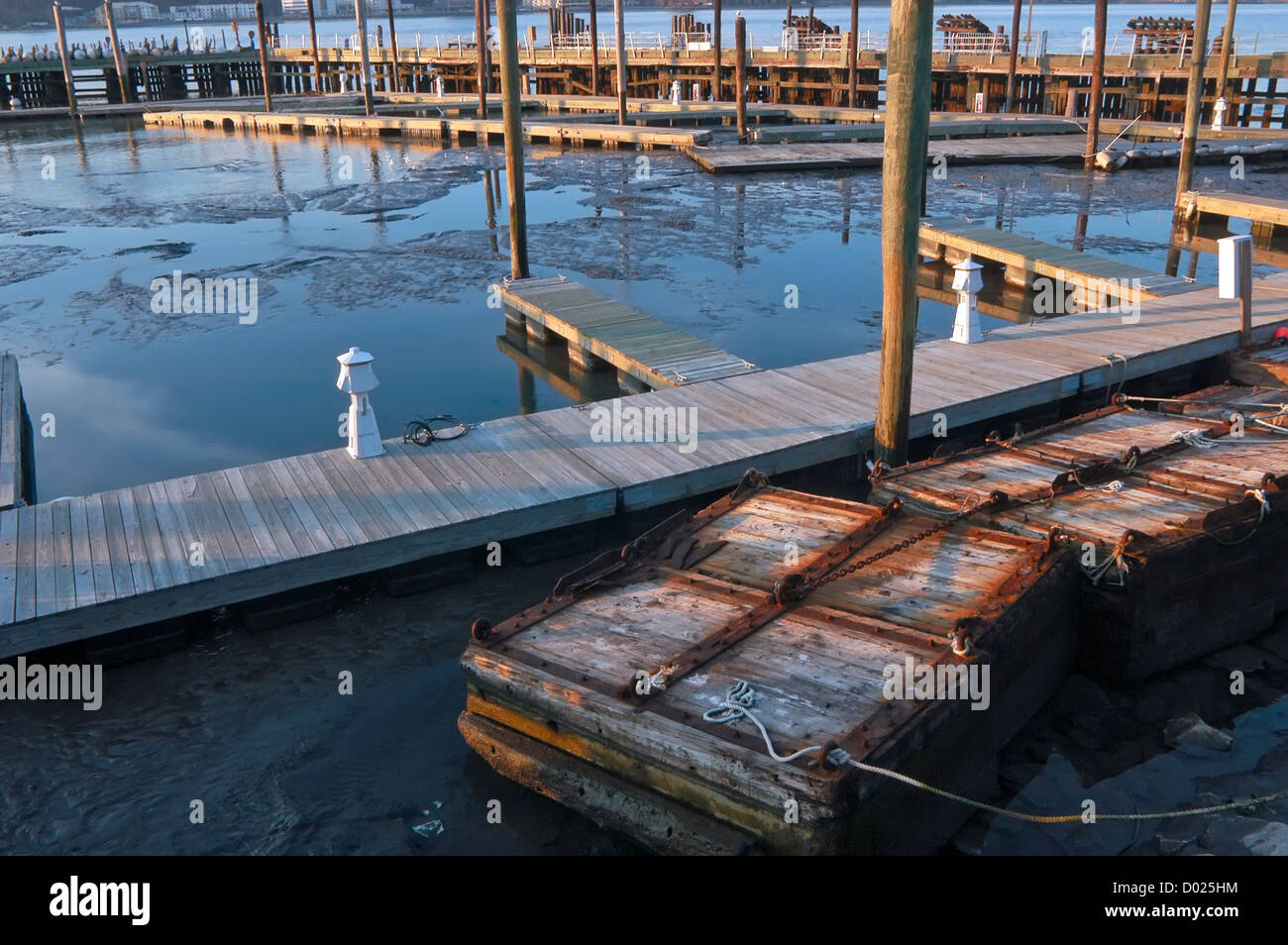 Floating docks hi-res stock photography and images - Alamy