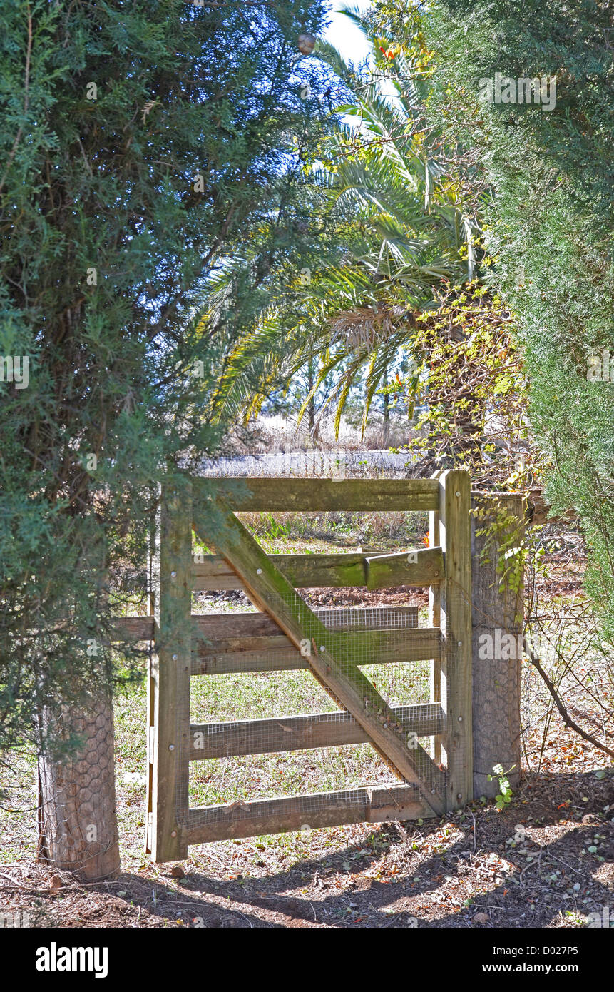 Rustic garden gate hi-res stock photography and images - Alamy