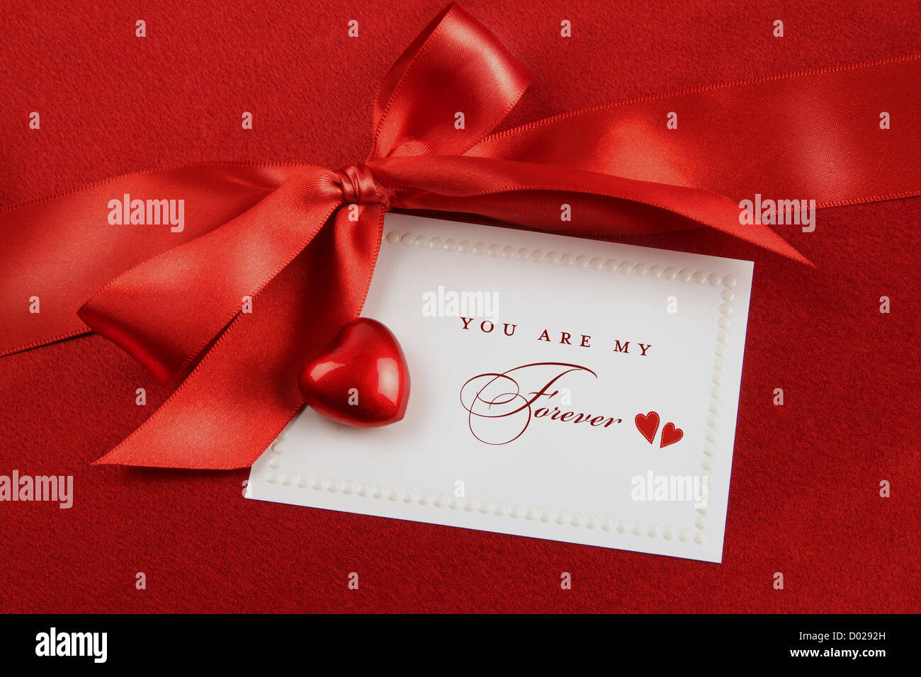 Red bow on invitation card hi-res stock photography and images - Alamy