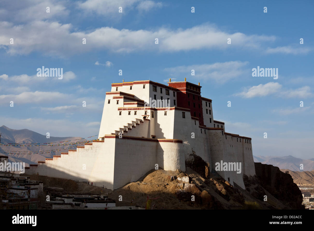 Ancient tibetan fortress in Gyantse, Tibet Stock Photo - Alamy