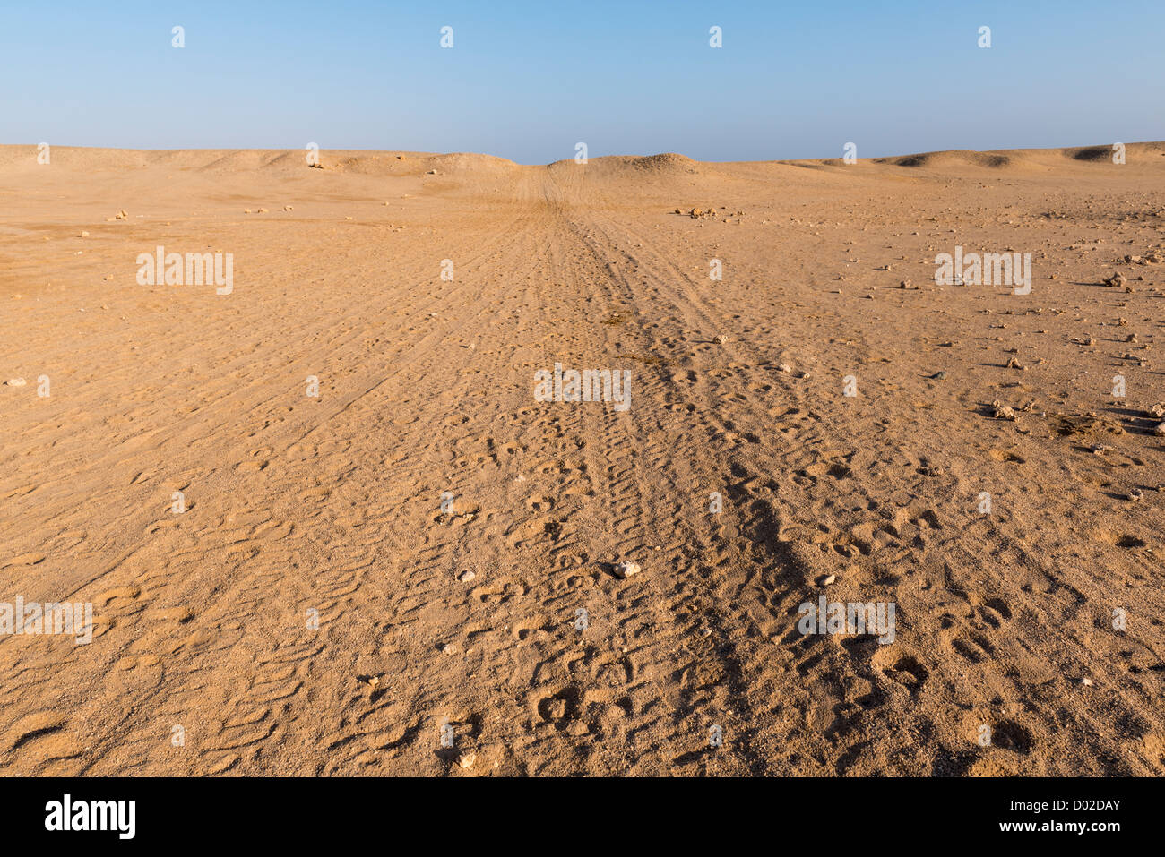 Egypt track desert road sand Africa Stock Photo - Alamy