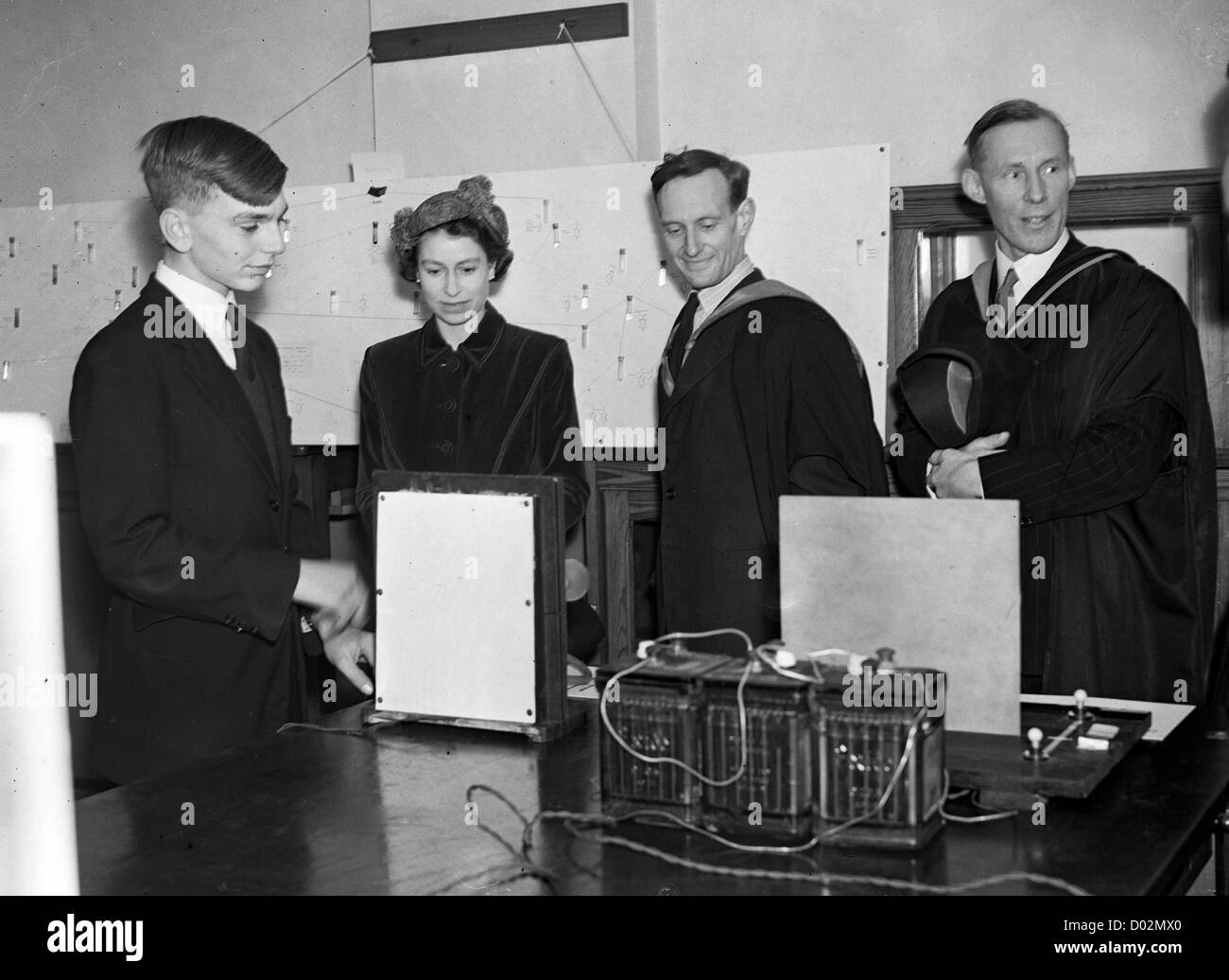 Queen Elizabeth at Shrewsbury School science class 1952 Stock Photo - Alamy