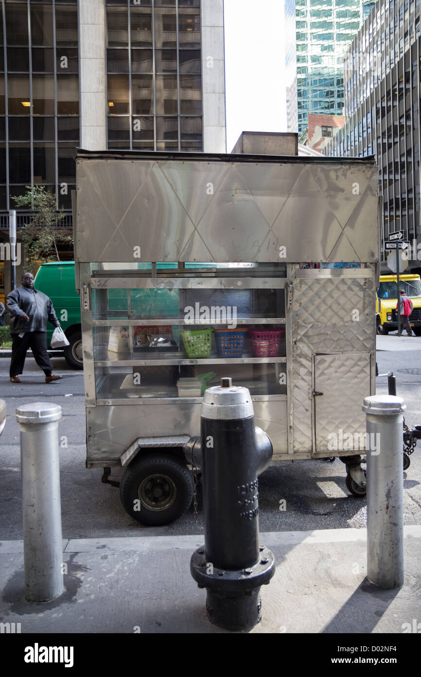 Closed food cart in New York Stock Photo - Alamy