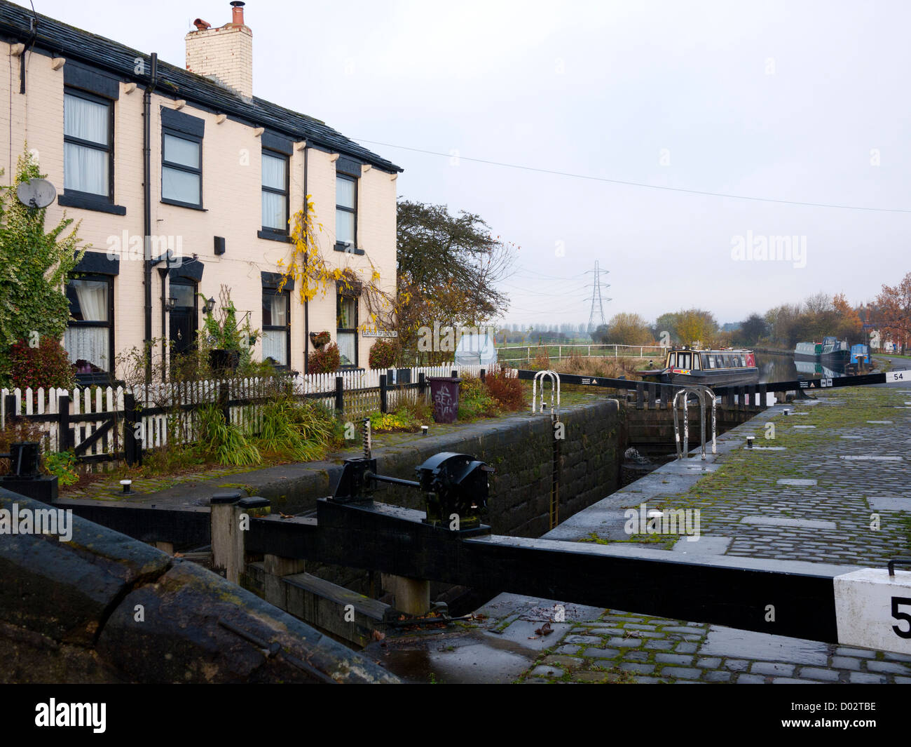 Lock keepers cottage manchester hi-res stock photography and images - Alamy