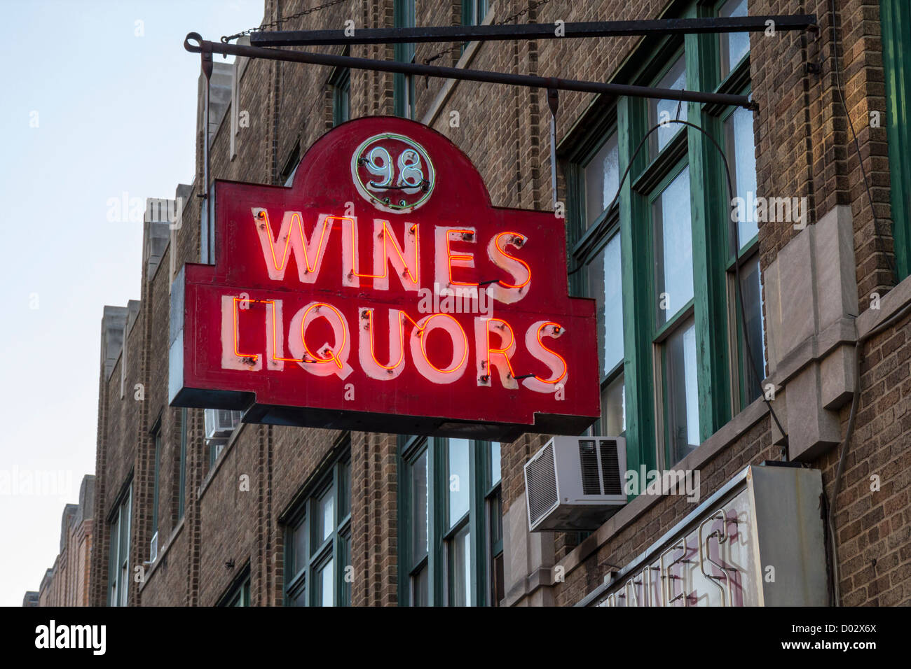 Liquor store sign hi-res stock photography and images - Alamy