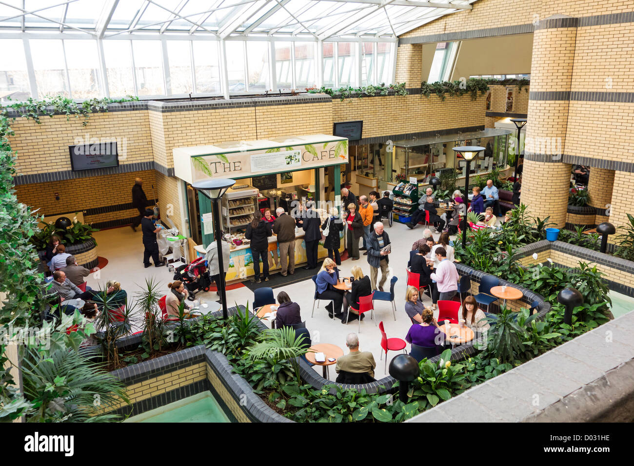 Hospital atrium hi-res stock photography and images - Alamy