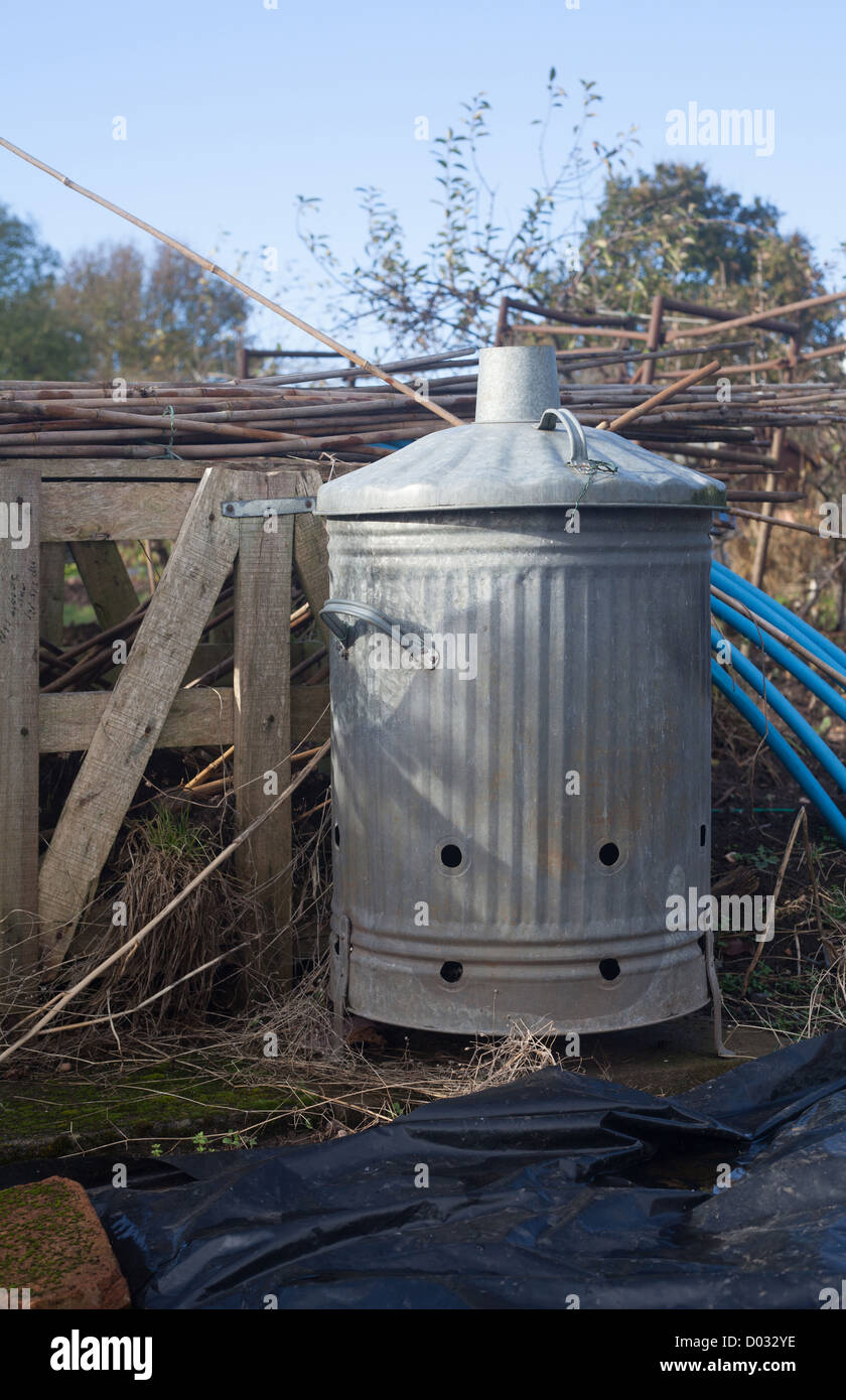 Burning cardboard garden hi-res stock photography and images - Alamy