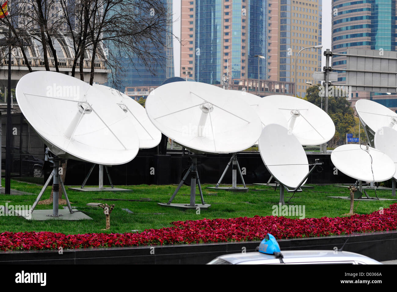 Sattelite dishes hi-res stock photography and images - Alamy