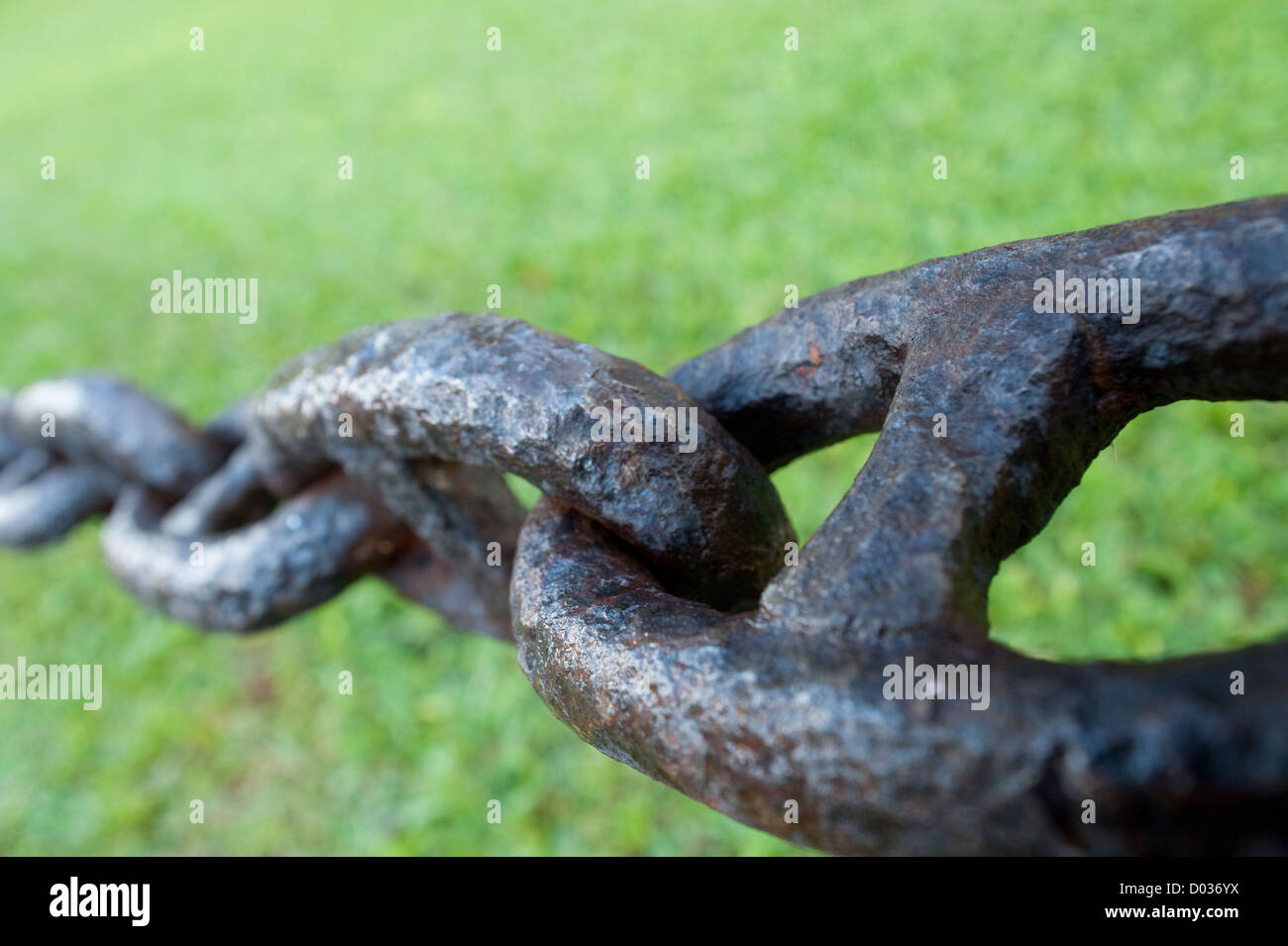 Metallic chain link hi-res stock photography and images - Alamy