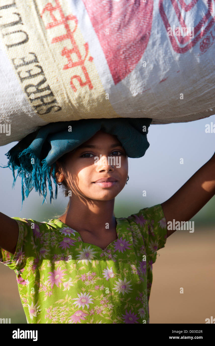Indian woman carrying clothes on head hi-res stock photography and ...